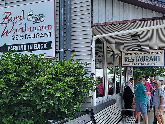 The line outside Boyd & Wurthmann speaks volumes. Good things come to those who wait – especially homemade pie!