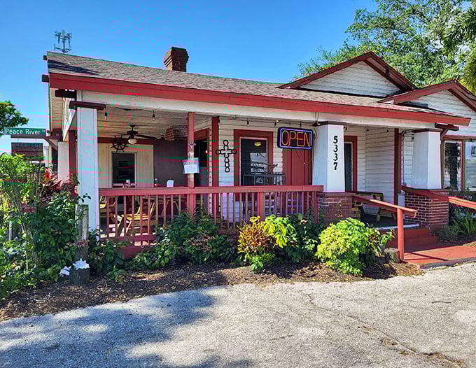 This old Florida house hides seafood treasures that would make pirates jealous. Grab a mallet and get cracking!