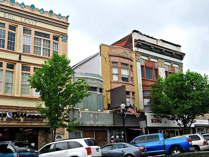 Architectural time capsule! These Shenandoah storefronts have more character than an episode of Golden Girls – and just as many stories to tell.