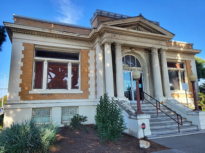 This isn't your average small-town museum—it's architectural eye candy. Classical columns and brick detailing that would make any history buff swoon.