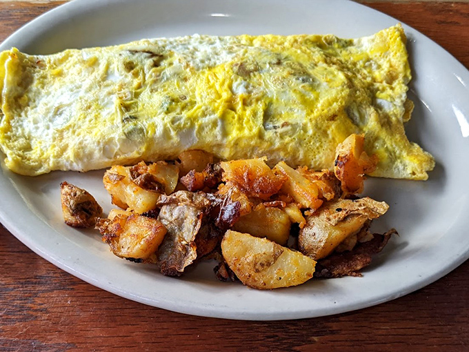 An omelet that puts hotel breakfast buffets to shame. Those home fries aren't just a side dish—they're the supporting actor who steals the show.
