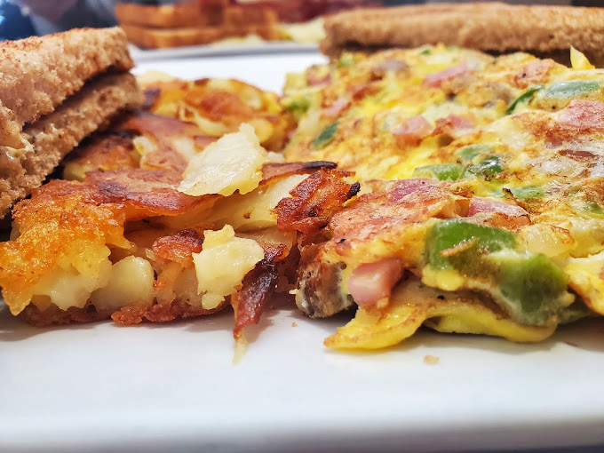 Breakfast perfection on a plate—this western omelet and crispy home fries combo is what weekend dreams are made of.