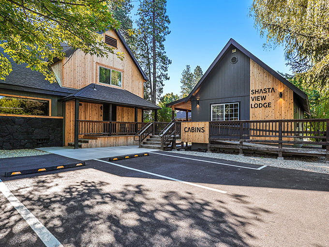 Shasta View Lodge offers modern mountain comfort with a rustic twist – like your stylish friend who somehow pulls off wearing hiking boots with a cocktail dress.