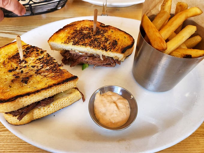 
The shredded rib sandwich: where yesterday's magnificent short ribs begin their equally impressive second act, with crispy bread as the stage.
