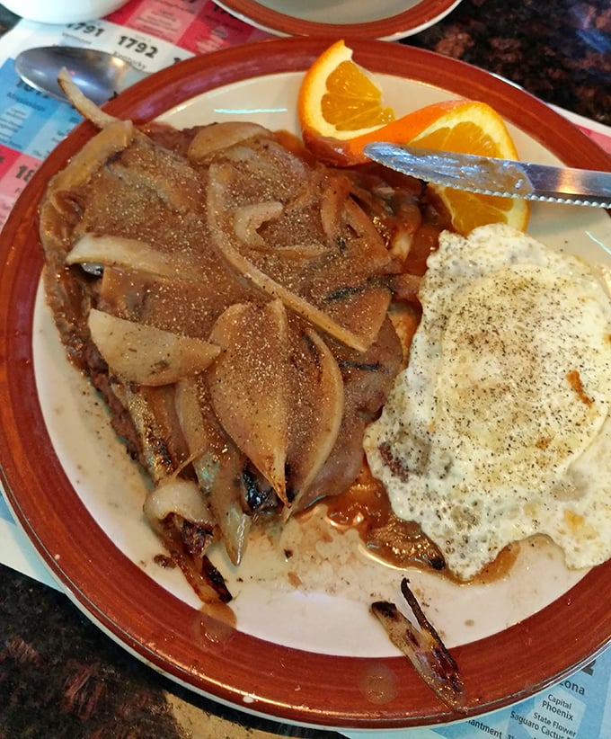 Liver and onions with a perfectly fried egg – the kind of plate that makes you understand why your grandparents still talk about diner food.