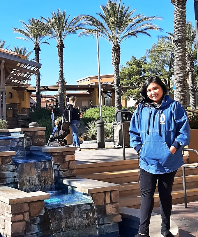 The Desert Hills Premium Outlets nearby provide retail therapy after your prehistoric adventure – from T-Rex to T-shirts in one afternoon.