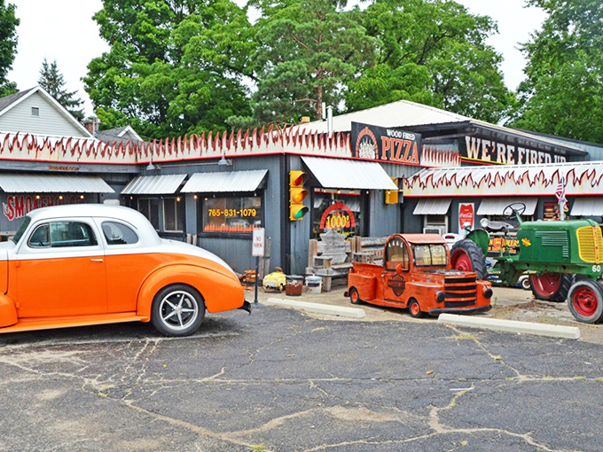 1000° looks like it drove straight out of American Graffiti, bringing wood-fired pizza and vintage vibes to rural Indiana.