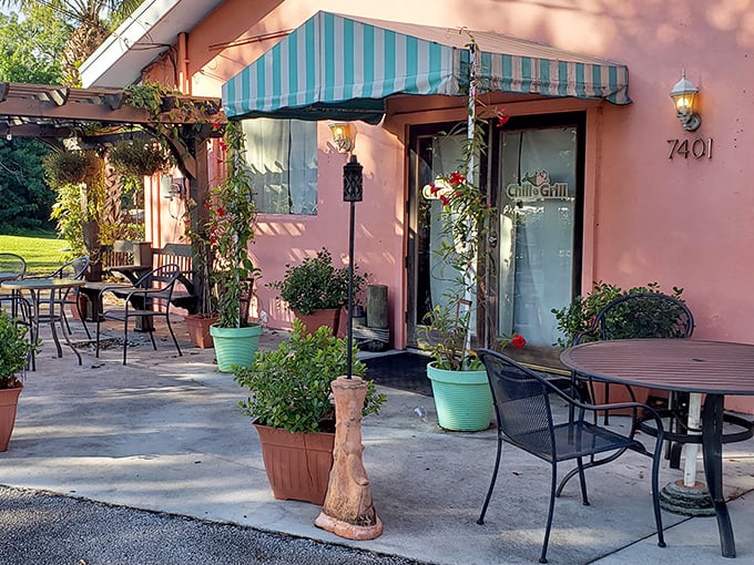 Pink walls and blue awnings – like Miami Vice decided to open a breakfast joint.