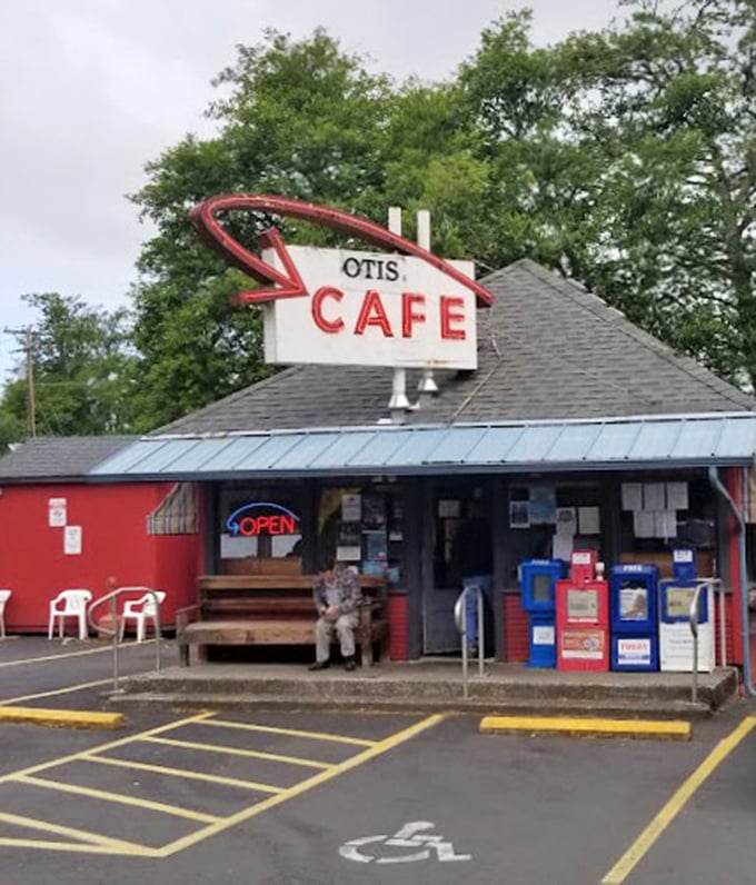 The vintage sign atop Otis Cafe has guided hungry coastal travelers for generations – a red arrow pointing to breakfast nirvana.