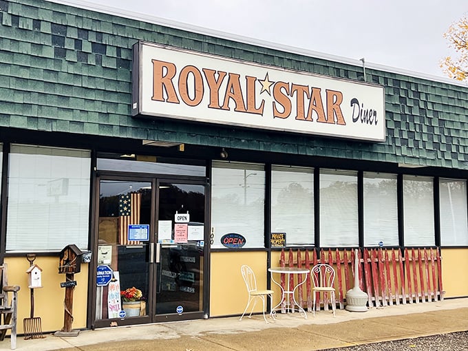 Don't let the modest exterior fool you—culinary treasures await inside this unassuming Sebring gem.