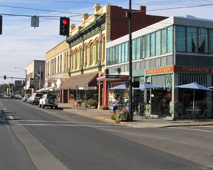 Sunlight paints Umatilla's neighborhoods in golden hues, proving that affordable retirement doesn't mean sacrificing beautiful moments.