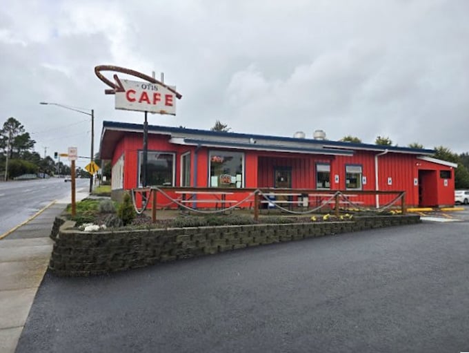 This humble roadside stop houses Oregon coast breakfast legends – where German potatoes and homemade bread have achieved cult status.