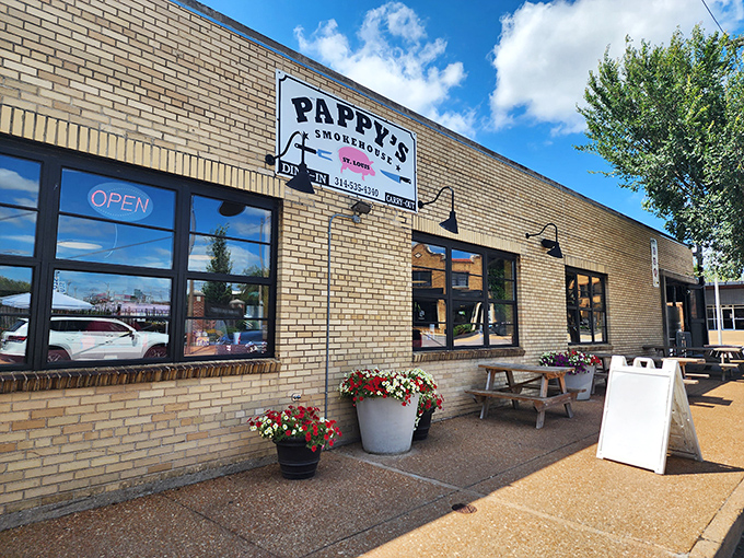 Flower pots and picnic tables hint at the homey experience waiting at Pappy's – Missouri's temple of smoke and flavor.