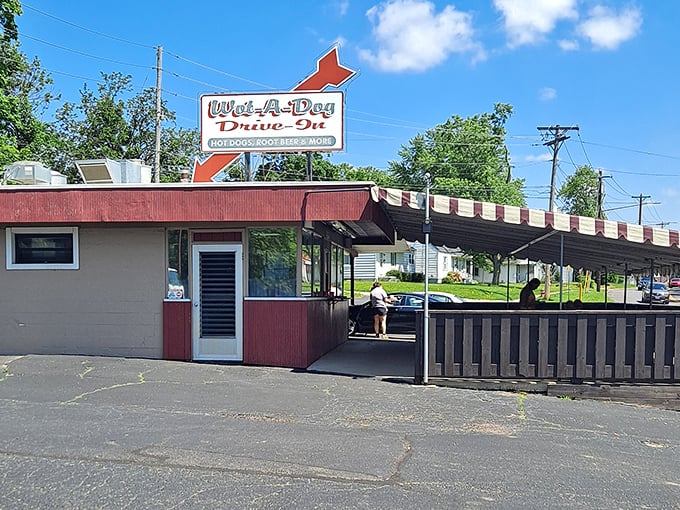 That classic arrow sign points the way to hot dog heaven – no GPS required, just follow your nose and the crowd.