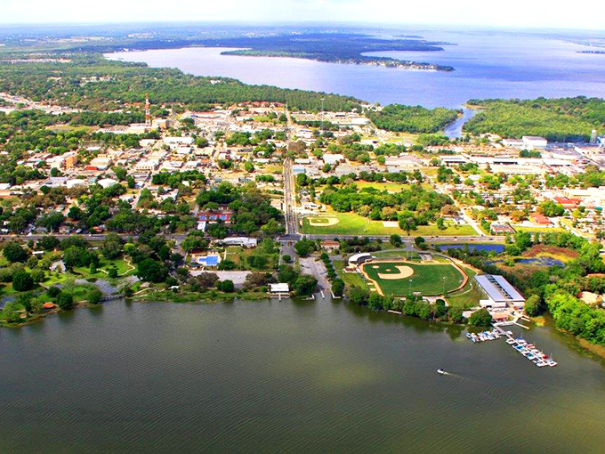 From above, Leesburg reveals its true character – a town embraced by lakes and greenery. Water and civilization in perfect, negotiated harmony.