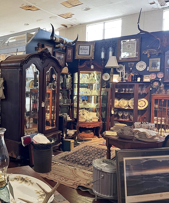 Where longhorns meet fine china. This eclectic booth blends rugged Western elements with refined dining pieces in perfect Tennessee harmony.