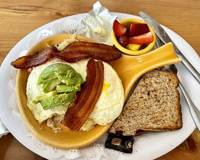 The Bacon Avocado Skillet – where crispy potatoes meet creamy avocado in a breakfast romance hotter than a Florida summer afternoon.