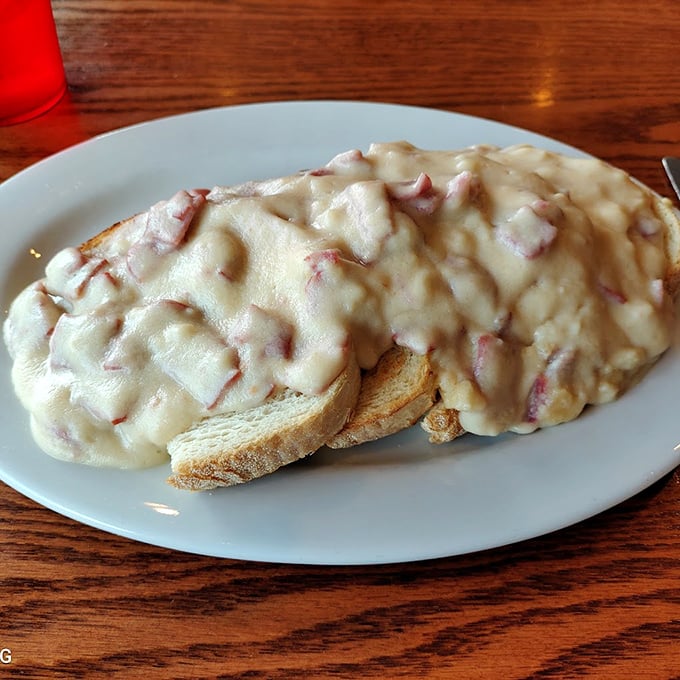 Creamed chipped beef on toast—what military veterans called "SOS" with affection (or otherwise). Here, it's elevated to an art form.