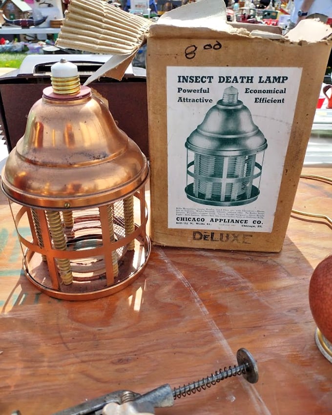 "Insect Death Lamp" – not exactly subtle marketing from a bygone era! This vintage bug zapper with its original packaging proves advertising used to be refreshingly straightforward.