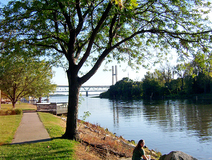 Riverside serenity that doesn't require a meditation app. The Mississippi flows by unhurried, as if it too is enjoying Quincy's relaxed pace.