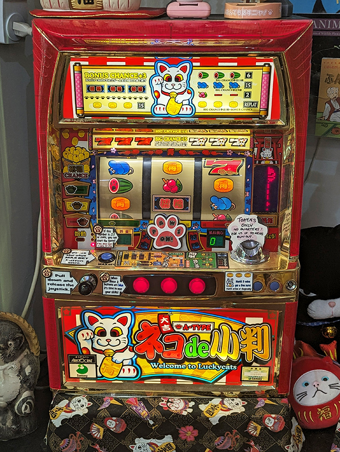 Hit the jackpot with this lucky cat slot machine! No need to gamble on finding unique items—this museum's collection is already a sure win.