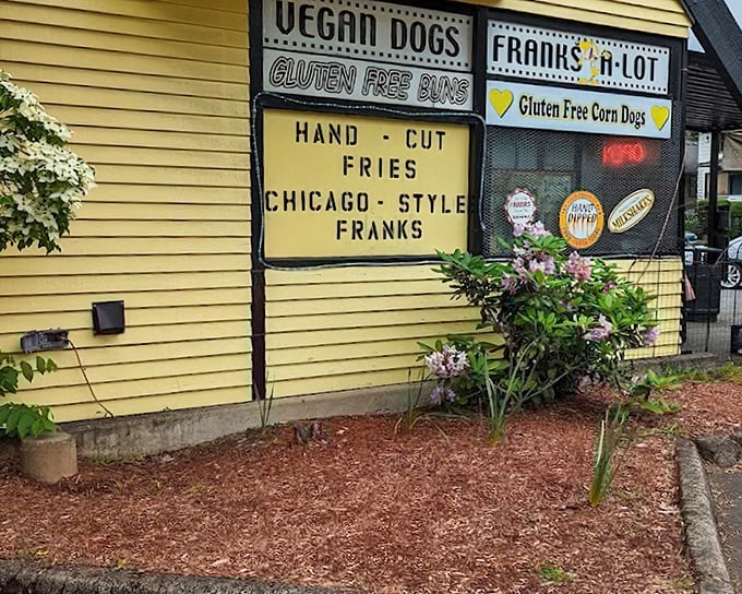 Bright yellow walls announce their specialty loud and clear! Those hand-cut fries and Chicago-style franks are no empty promises—they're a delicious guarantee.
