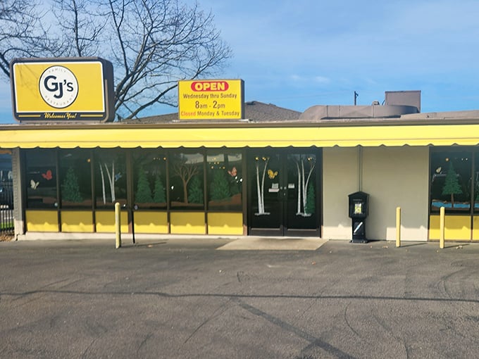 GJ's bright yellow exterior could cheer up even the rainiest Oregon morning. Sunshine in building form!