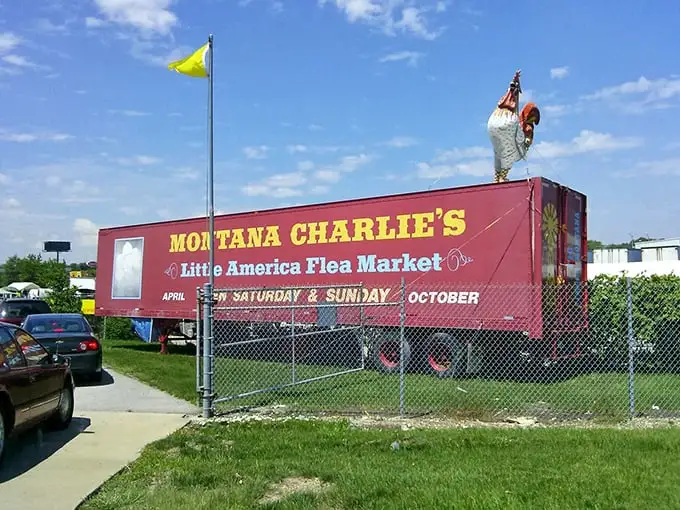 That giant rooster isn't just decoration—it's the unofficial mayor of this seasonal marketplace. Americana at its most delightfully quirky!