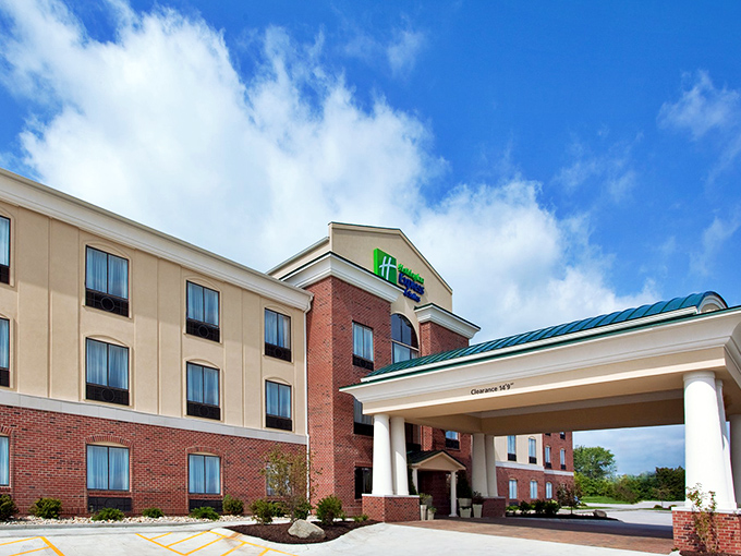 Modern conveniences meet small-town hospitality at this welcoming hotel. The perfect launching pad for your Tipp City explorations.