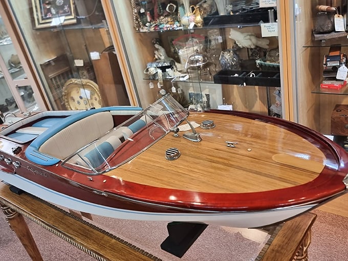 Not just a model, but a miniature masterpiece—this vintage Riva Aquarama captures the golden age of elegant boating adventures.