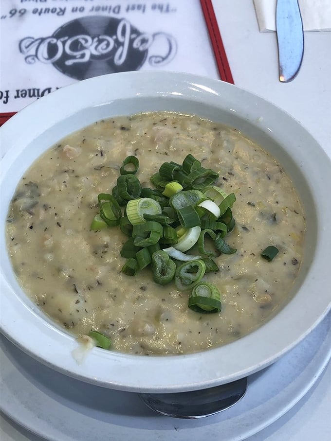 Real clam chowder with fresh scallions – because some traditions are too good to mess with.