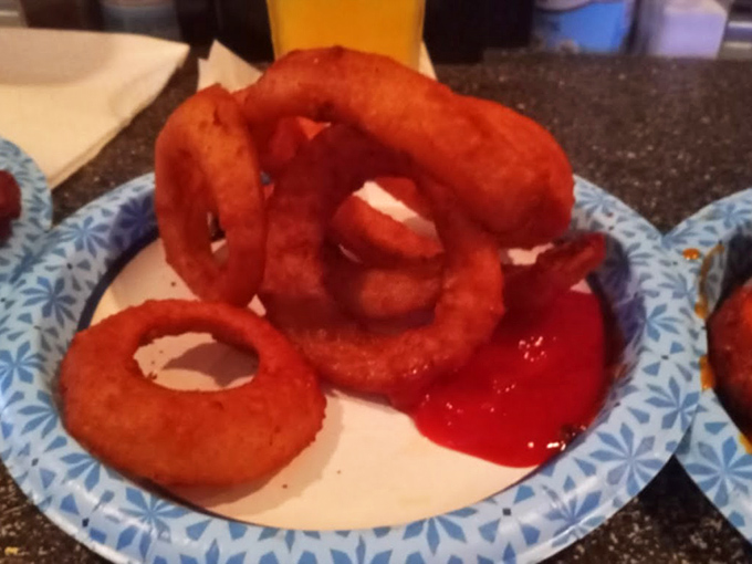 Onion rings with the perfect crunch-to-softness ratio – the sound they make when you bite in should be set to music.