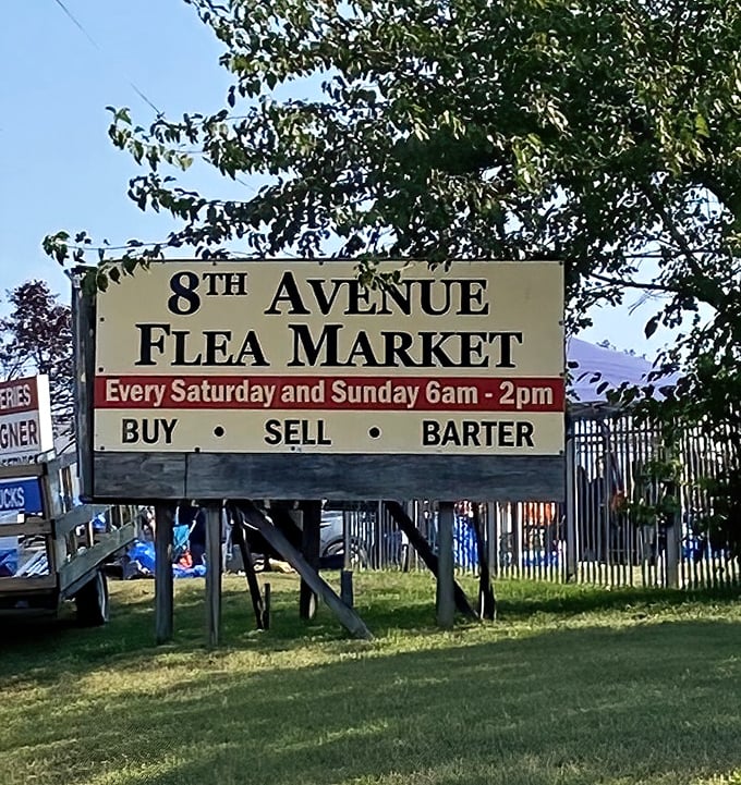 Early birds flock here at dawn, because the best deals don't wait for sleepyheads at 8th Avenue.