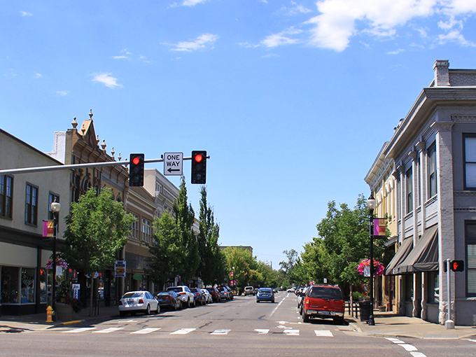 Albany's historic buildings house affordable living opportunities. Colorful storefronts welcome you to one of Oregon's budget-friendly gems.