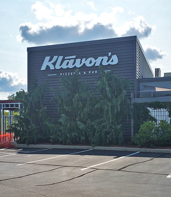 Klavon's modern stone facade hints at the elevated pizza experience inside. Pizza with ambition, but without pretension!