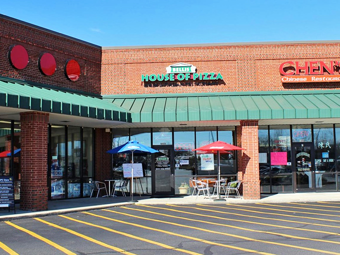 Classic brick, welcoming entrance, and outdoor seating – Bellis has all the ingredients for a perfect pizza experience.