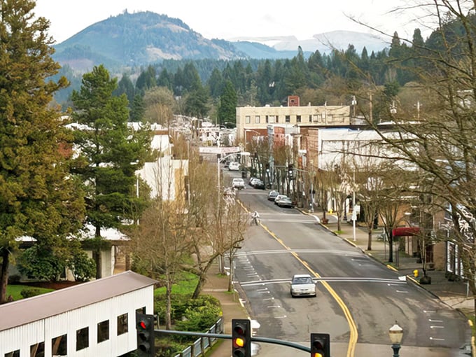 No wonder filmmakers love Cottage Grove—those autumn colors and charming buildings are pure visual poetry.