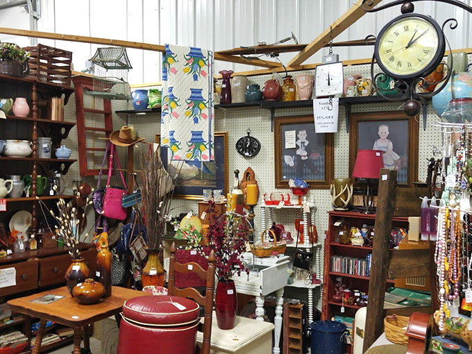Me & My Sisters' indoor booths showcase country-chic décor that would make Joanna Gaines reach for her wallet.