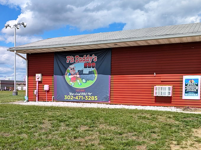 The banner says it all – Pit Daddy's keeps it simple outside because the complexity belongs in the smoker.