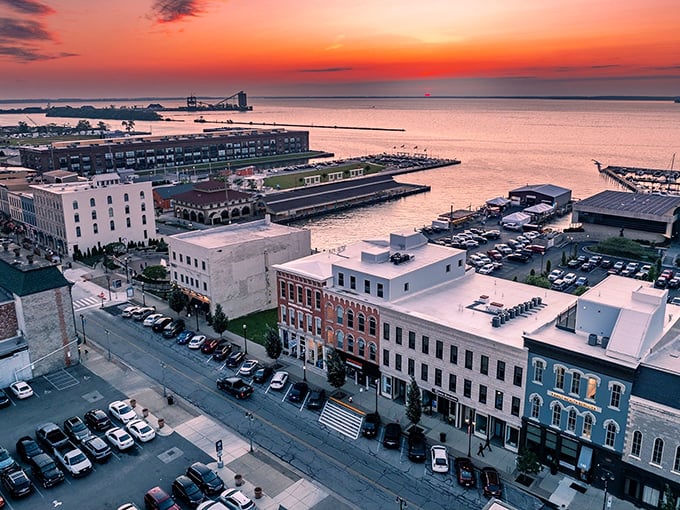 Sandusky's waterfront invites boats and dreamers alike to dock awhile. Like finding oceanfront property at midwest prices—a bargain hunter's paradise.