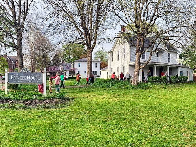The Bowen House preserves local heritage while fostering creativity – where history and art dance together on a perfectly manicured lawn.