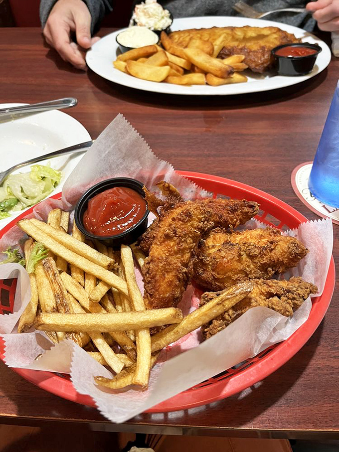 Chicken tenders that actually taste like chicken – what a concept! Paired with fries that clearly never met a freezer bag.