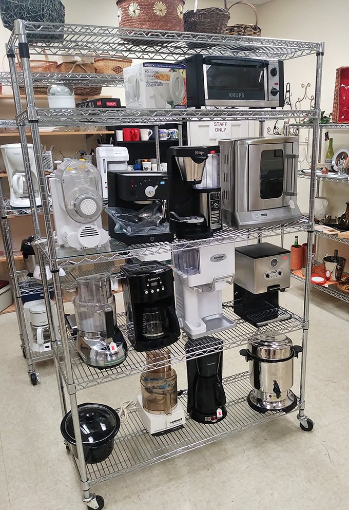 Vintage cookware that's seen more family dinners than a Norman Rockwell painting, ready for an encore performance.