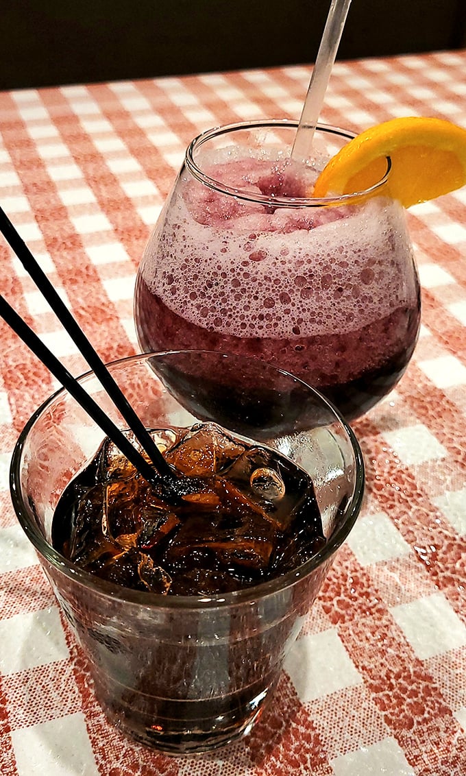 Even the drinks at Dave's know how to relax – kicked back on checkered tablecloths like they're on a picnic date.