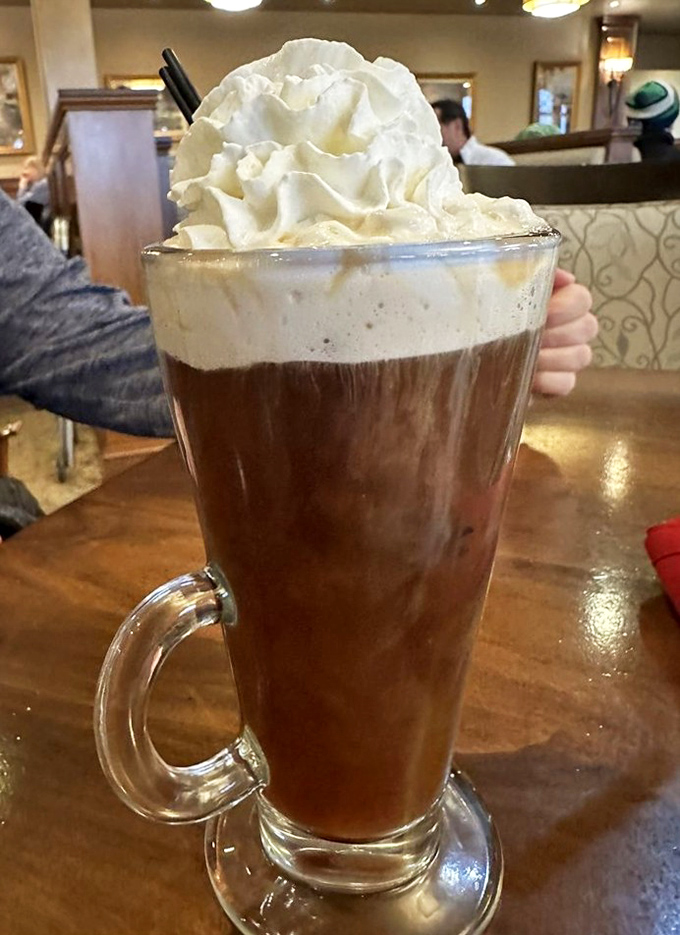 Whipped cream mountain meets coffee paradise – basically what heaven orders on its coffee break.