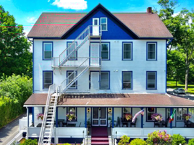 La Posada's blue and white charm offers a splash of coastal vibes in mountain country. Those flower boxes aren't messing around with their curb appeal game.