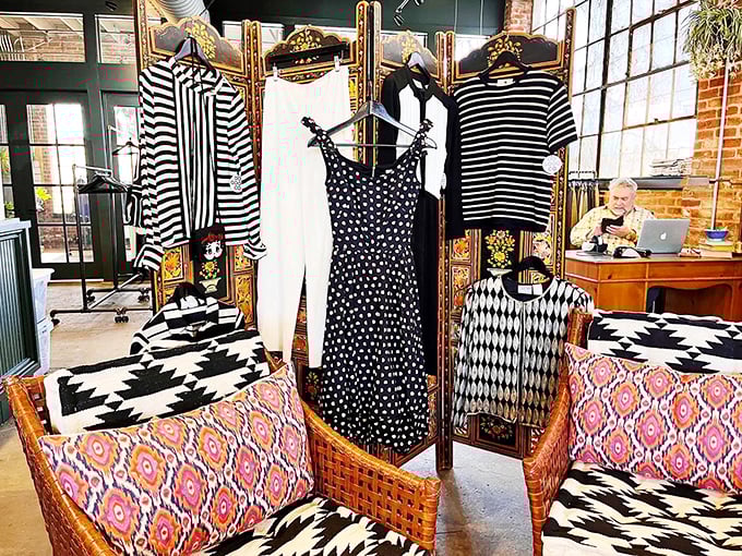 Black and white never goes out of style—this geometric-patterned display proves sustainable fashion can be both timeless and trendy.