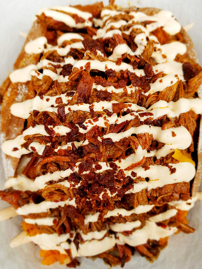 The Hot Mess lives up to its name in the best possible way. Pulled pork drizzled with sauce and cream – like a barbecue sundae for grown-ups.
