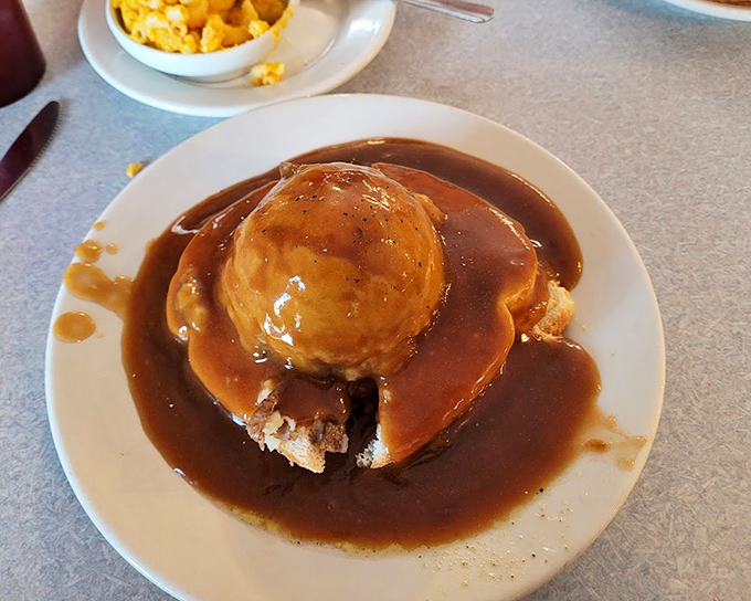 The Turkey Manhattan – where Thanksgiving dinner meets architectural achievement. That gravy river flowing through mashed potato mountains deserves its own national park status.