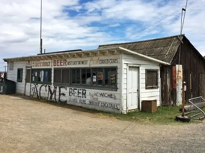 This vintage snack shack looks straight out of a 1950s postcard – the kind of place where memories are made between bites.